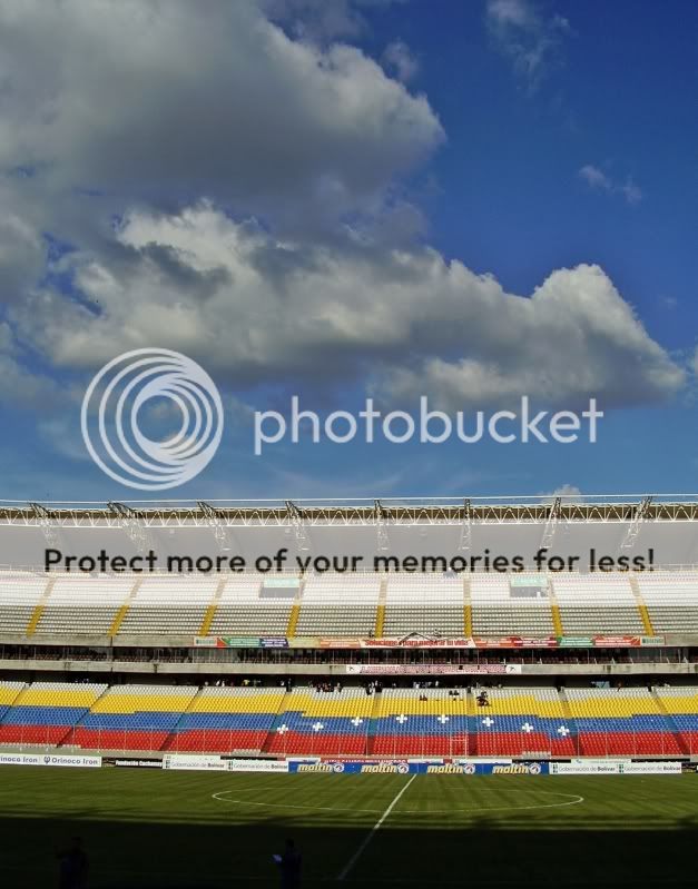 Campo, gradas, cielo azul | SkyscraperCity Forum